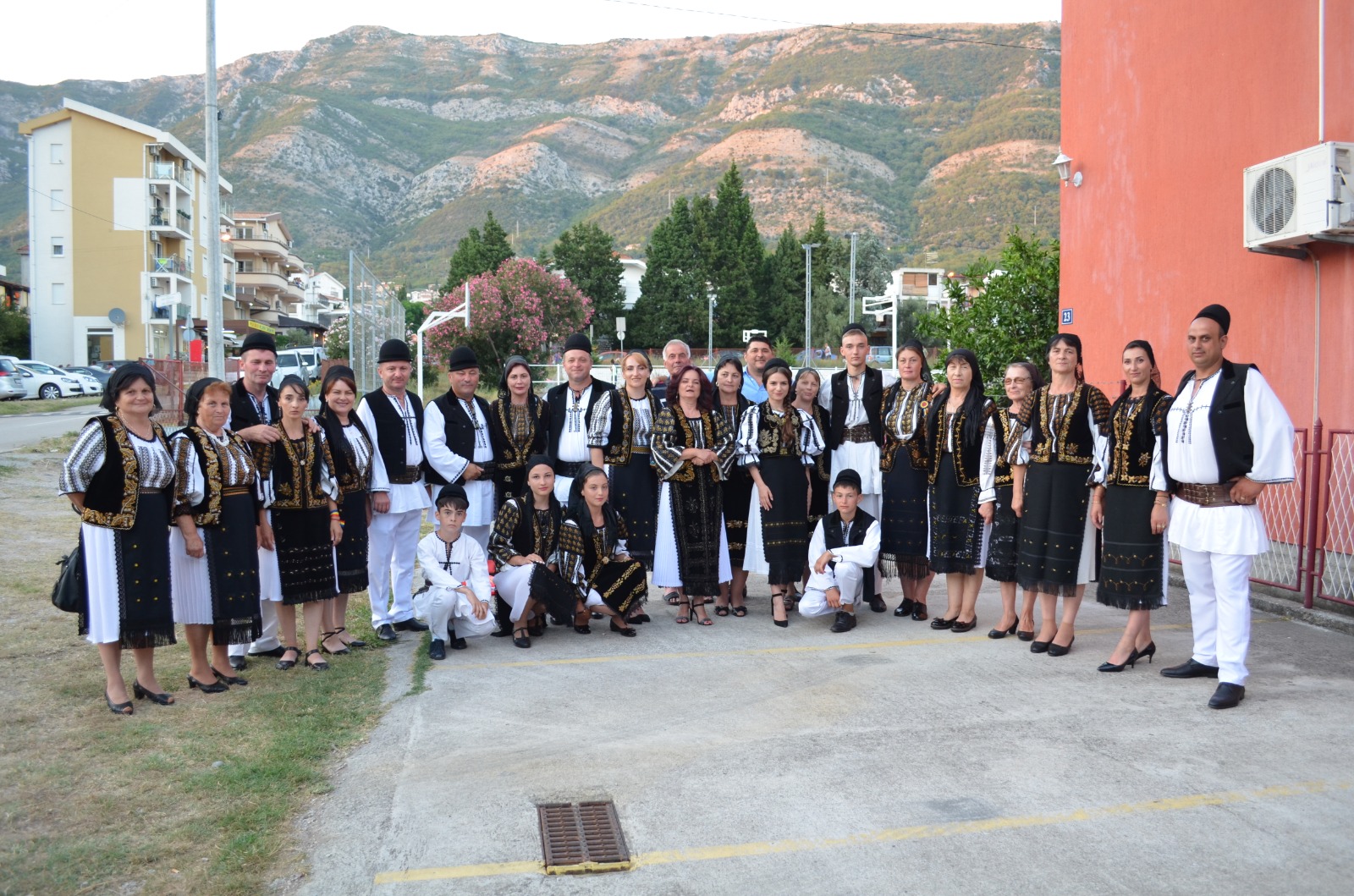 Simona Anghel şi Ansamblul ‘Ciobănaşul’ de la Corbi au cucerit ...