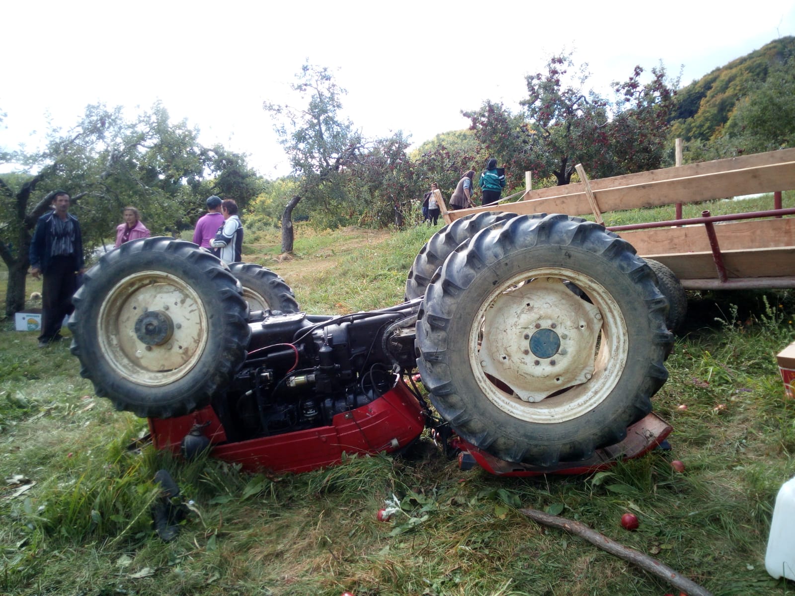 ACUM! Accident GRAV în Argeş! Un tractor a căzut peste un BĂRBAT ...