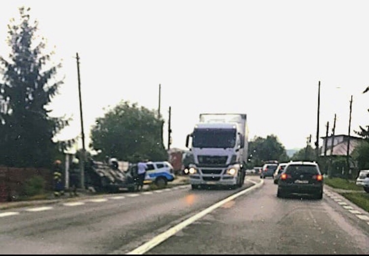 Accident în Bascov în această dimineață! S-au răsturnat cu mașina ...