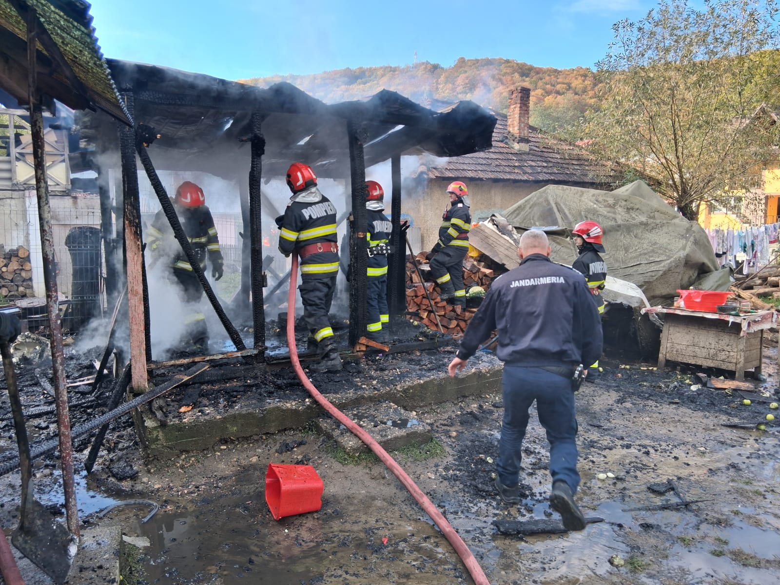 Panică în Argeș! A uitat oala cu mâncare pe aragaz și a luat FOC casa ...